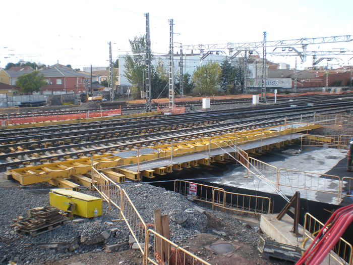 Empuje de cajones y apeo de vía - Opema